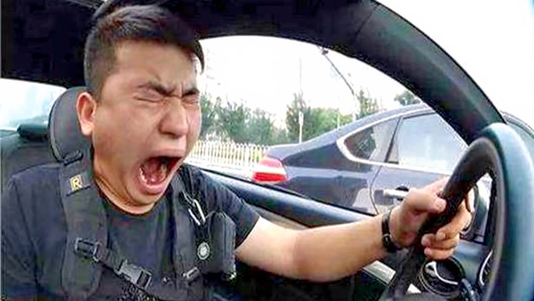 开车时总是犯困,学会这个小技巧,开车既清醒又安全