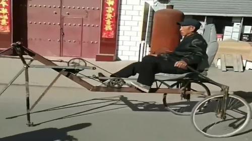 云南老大爷发明会走路的自行车,骑在大街上,回头率太高了