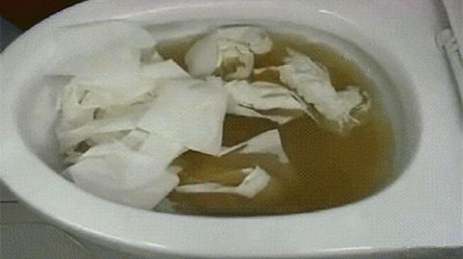 马桶堵塞别花钱找人疏通,用这1个小技巧,轻松疏通,超省时省力