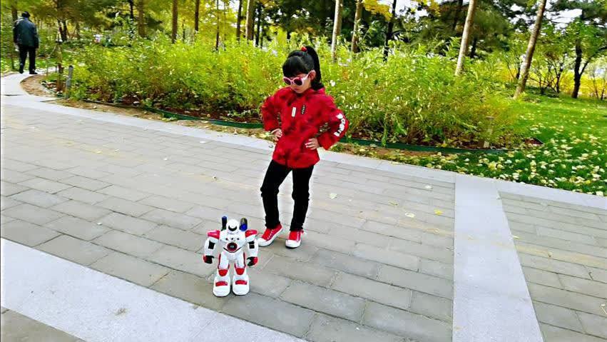 萌宝玩机器人玩具,摆出酷酷的姿势,跟着机器人动起来