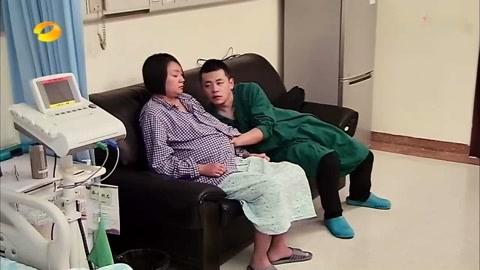 准爸爸心疼孕妇怕产痛,哭求医生剖宫产,护士耐心解释分娩指征