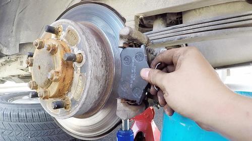 换刹车片99%修理厂会忽略这个细节!自己动手换,避免刹车噪音