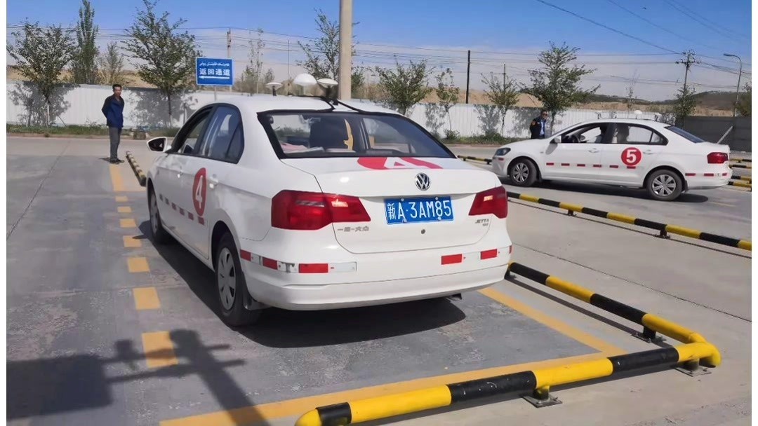 教你两个简单的侧方位停车技巧,新手也能很快掌握