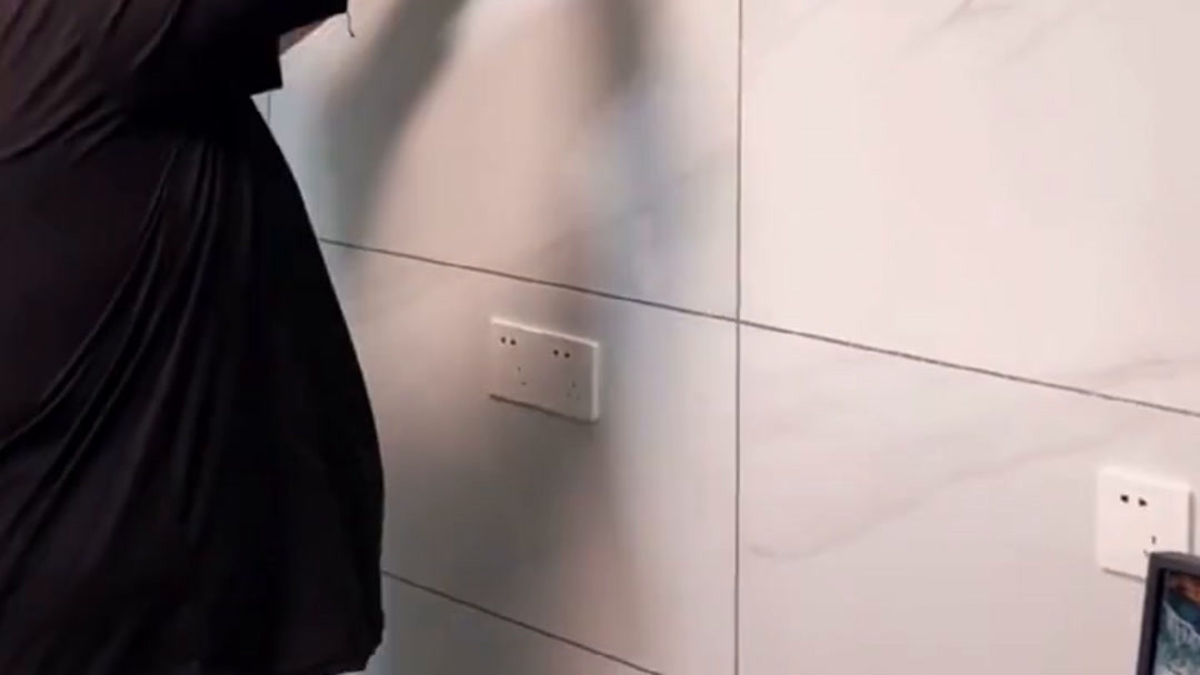 安装步骤:1.先用对齐做记号2.转孔3.砸入膨胀管4.拿起电表箱对齐孔洞...