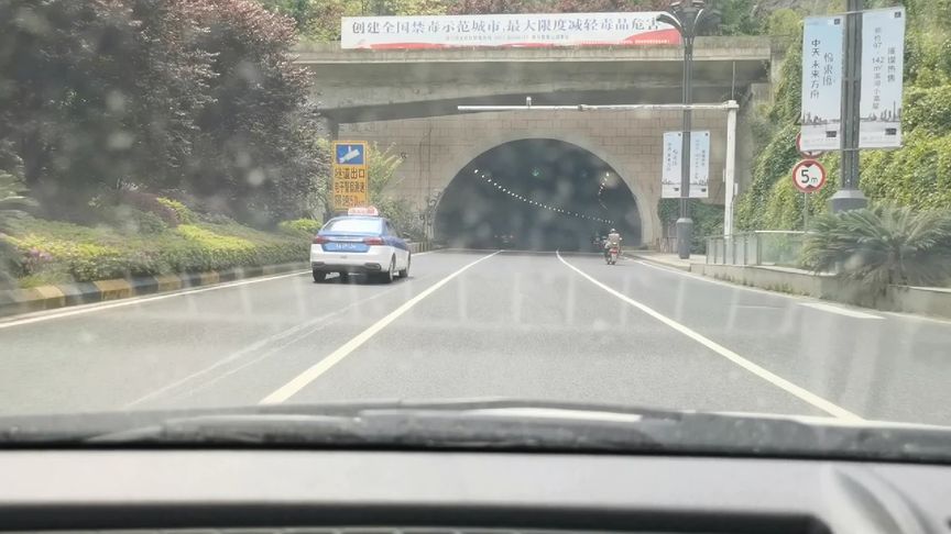 有朋友用手机当行车记录仪没,效果不错呢。