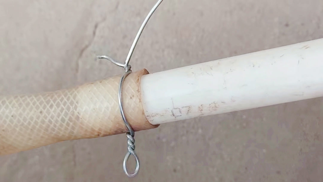 水管上怎么绑软管?水电安装师傅教你一招,滴水不漏,太实用了