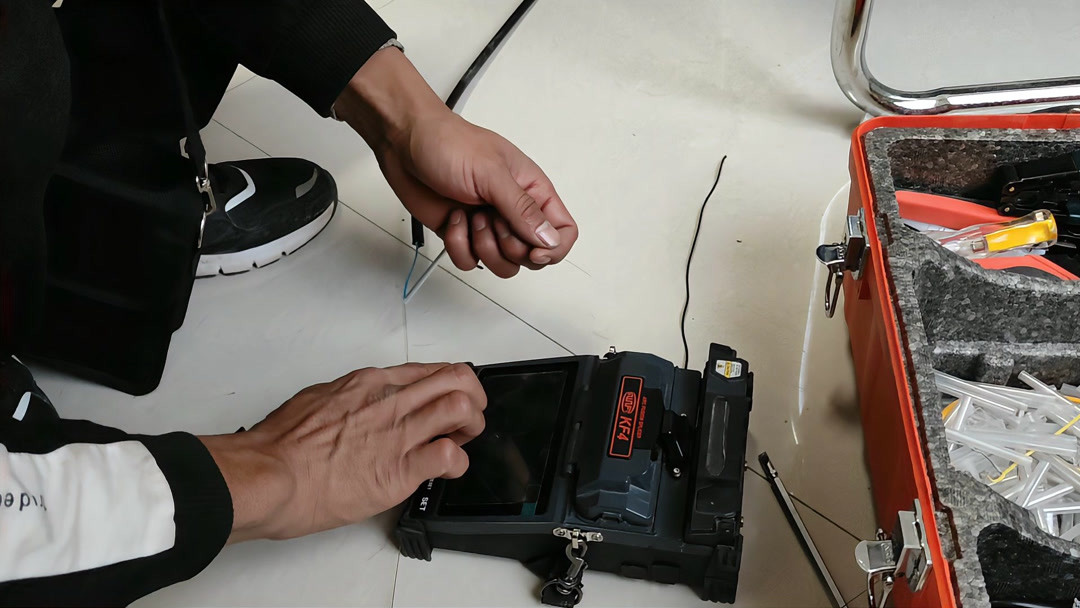 光纤熔接过程,熔纤机好用吗?熔纤的最后处理