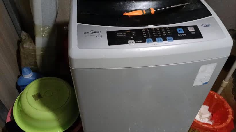 美的全自动洗衣机显示F8故障.