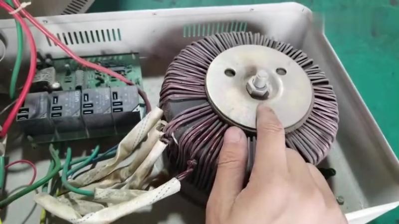 稳压器里面原来是这样进行稳压的 今天又学了一招