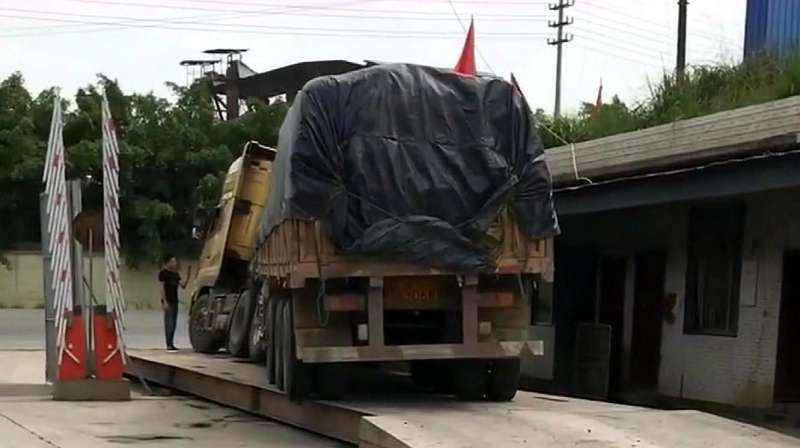 大货车上地磅称重,驾驶室视野太差,半个车头都掉下去了!