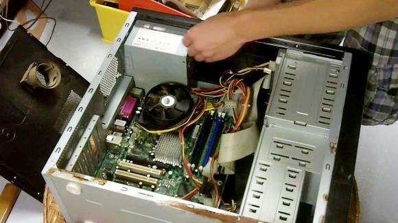 电脑死机是什么原因,黑客病毒?还有可能是因为蟑螂!