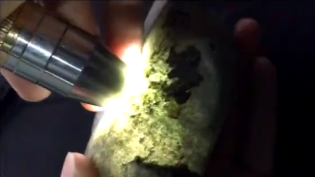 切石现场,2500切一个翡翠原石,出货漂亮冰种翡翠