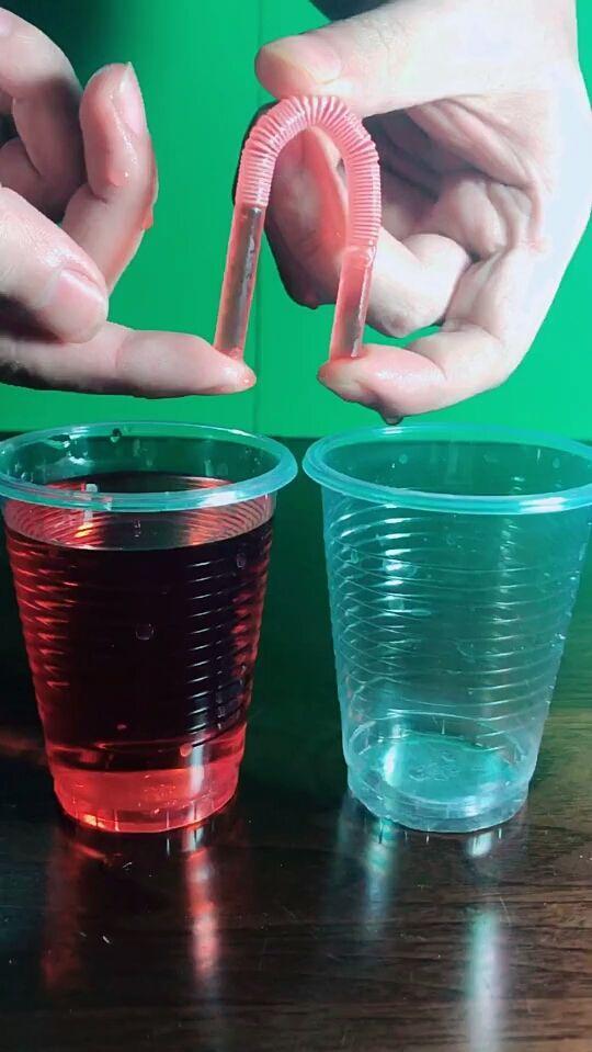 用一根吸管就可以把一个杯子里的水抽到另一个杯子里,这是什么原理呢
