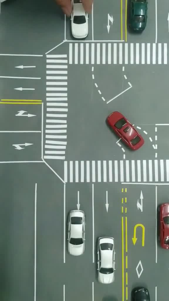 在没有红绿灯的十字路口,左转弯车辆和右转弯车辆发生交通事故,责任...