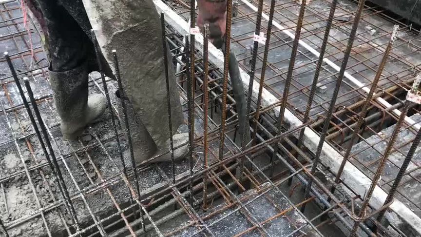 不费力气,振动棒自己钻下去