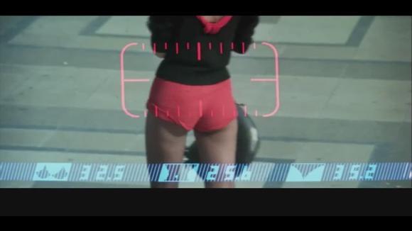 美女用水管做狙击枪,这枪管也太大了吧