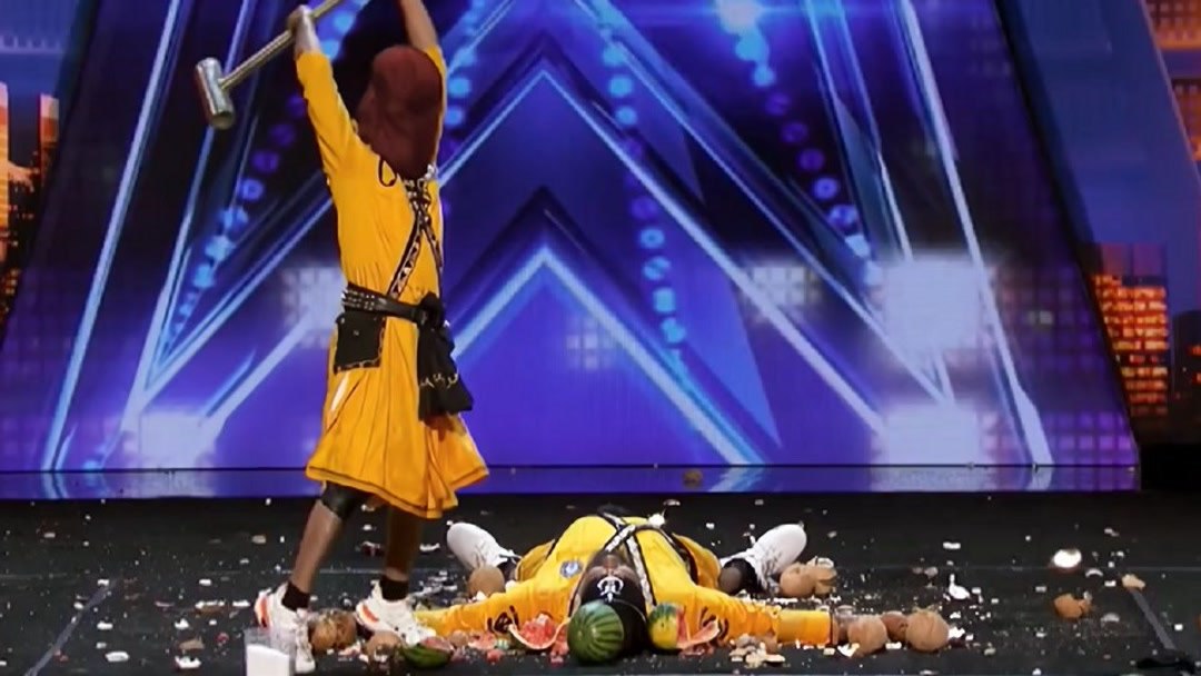 神操作!印度牛人蒙眼砸椰子,网友:生怕一锤子砸偏!