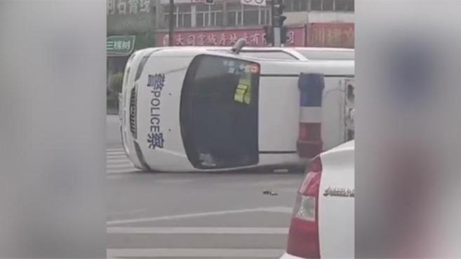 这次该我们出手了!警车被撞翻后 路人纷纷围了上去…