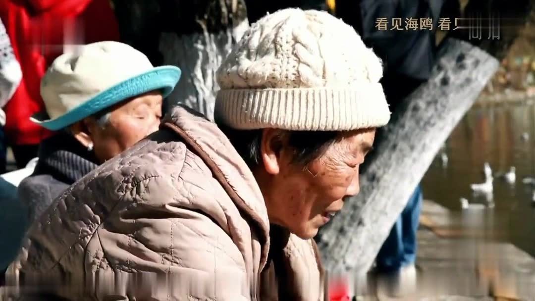 83岁老人老伴离世子女不在身边,如今陪在自己身边的只有老邻居!