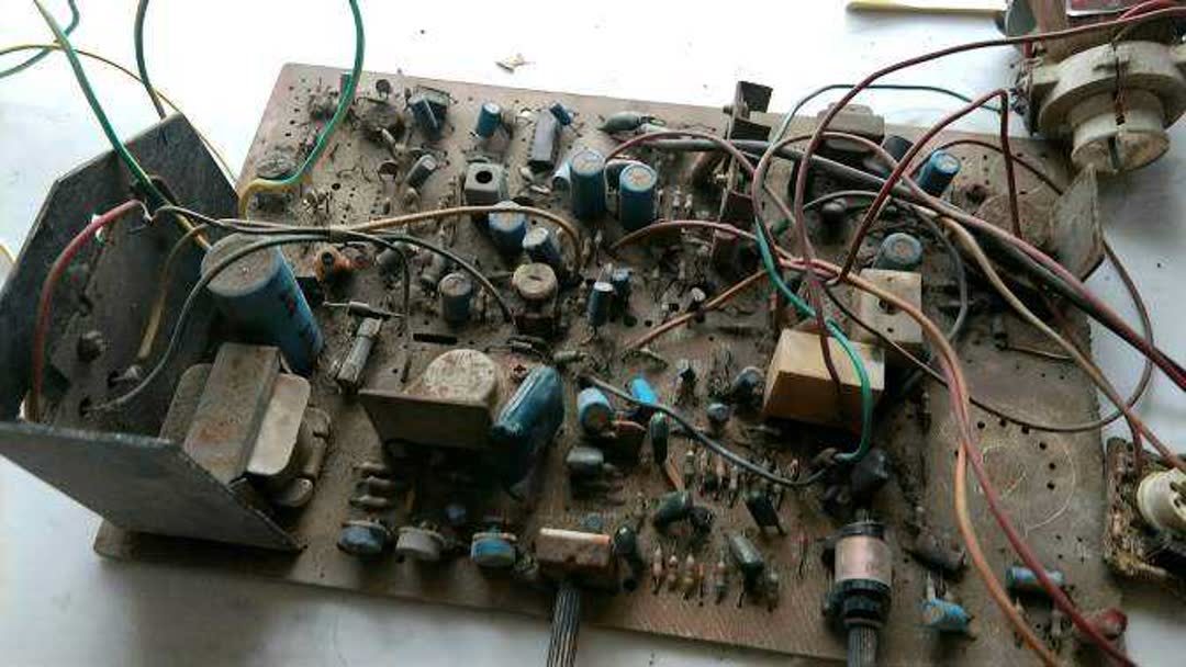 从三个功率管入手来分析这块复杂的电路