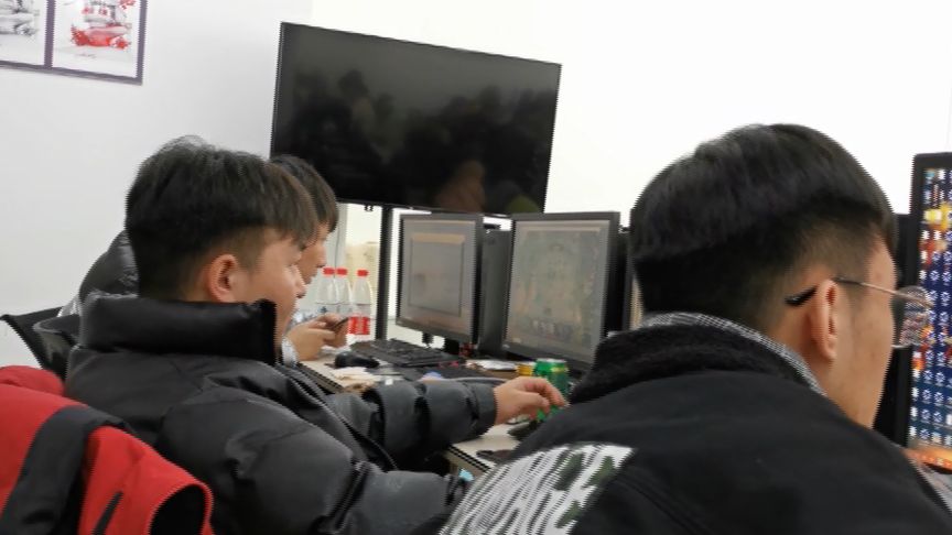 设计专业大学生每人配一台电脑,上课电脑里的画面千万别让老师看