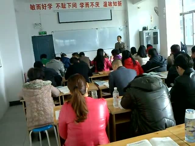 大椎穴的定位方法3由闽医堂针灸推拿学校提供