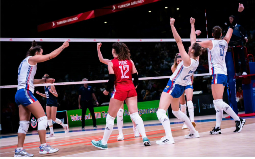 前方高能!美女的力量震撼全场观众!美国女排爆冷输给塞尔维亚女排