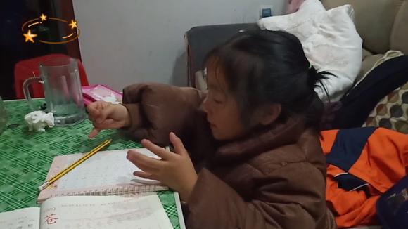 有多少小朋友算数是用手指头来算的,不够的话再加上脚指头!