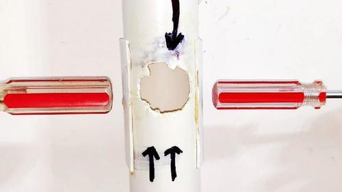 PVC下水管破洞漏水怎样办?教你一招,不用请水电工也不用买接头