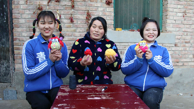 妈妈用旧衣服给姐妹做布娃娃,旧衣服做的娃娃真好看