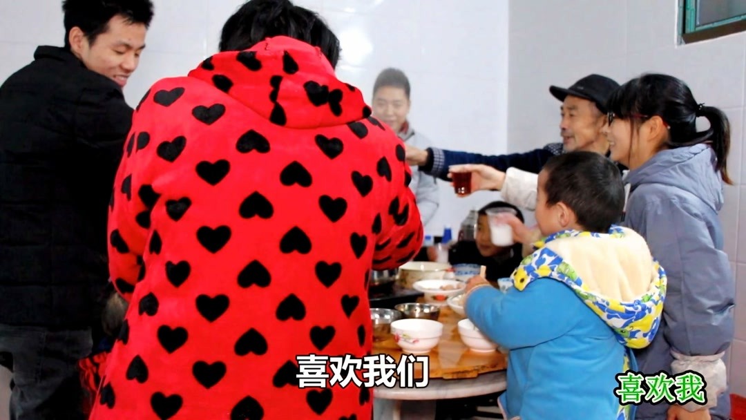湖南农村年夜饭,简单却很热闹,一家人欢聚一堂才是过年!