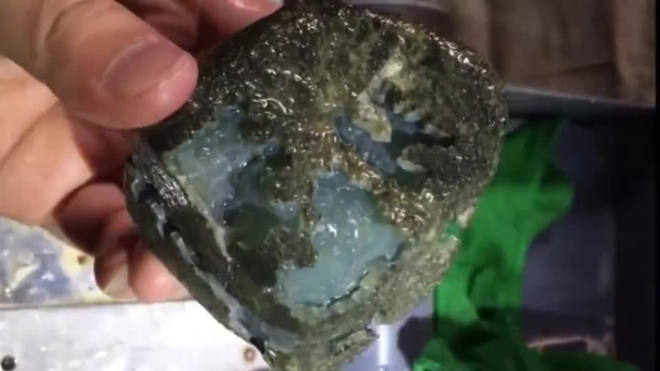 网友淘了一块到糯冰的玉石,没想到是里面这样