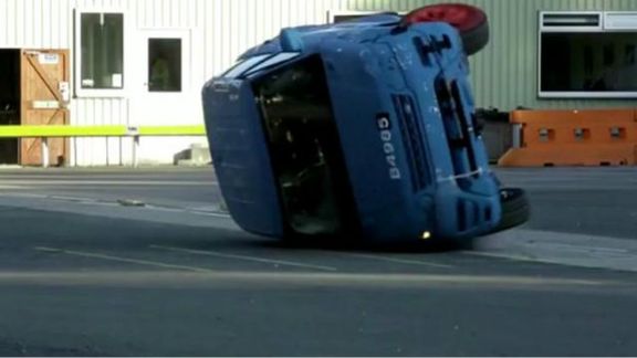 碰撞测试算什么?路虎揽胜的严谨考察还要翻滚测试汽车翻车