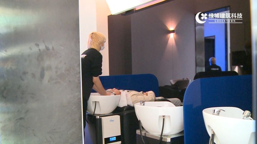 酒店年夜饭未标注菜品单价,"总监"发型师认定标准不明确