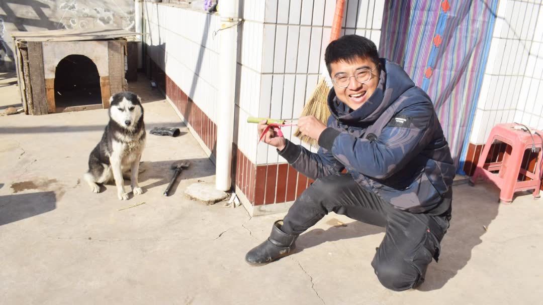 小吉在家用竹子自制暗器,谁知竟拿哈士奇当目标,可把二哈气坏了