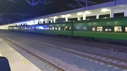 成都局成都客运段担当直乘客车D844次昆明至西昌西晚间19:46分进...