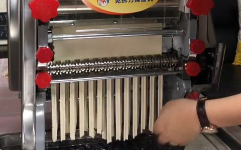 ...会火,这机器火爆了,可以压宽窄两种面条,可以调节,快来试试这款压面机