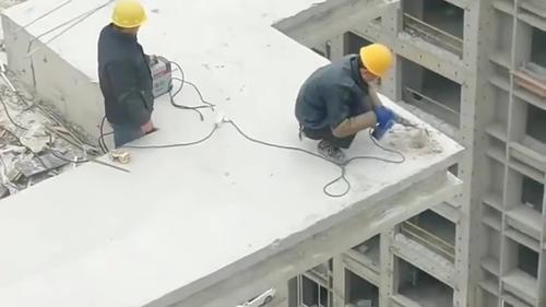高空作业不绑安全带,太没有安全知识了