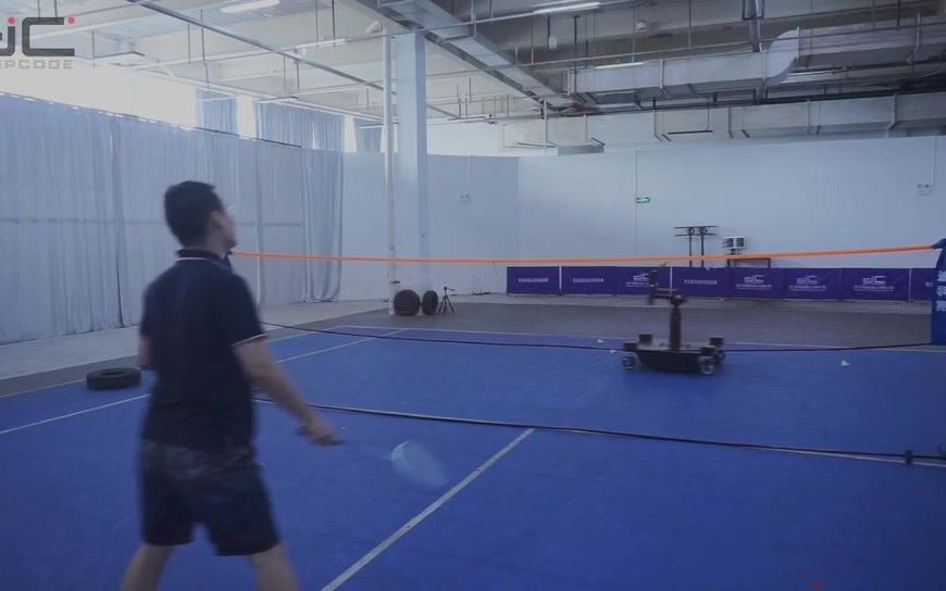 换臂"兼职"打羽毛球,网球机器人展神威