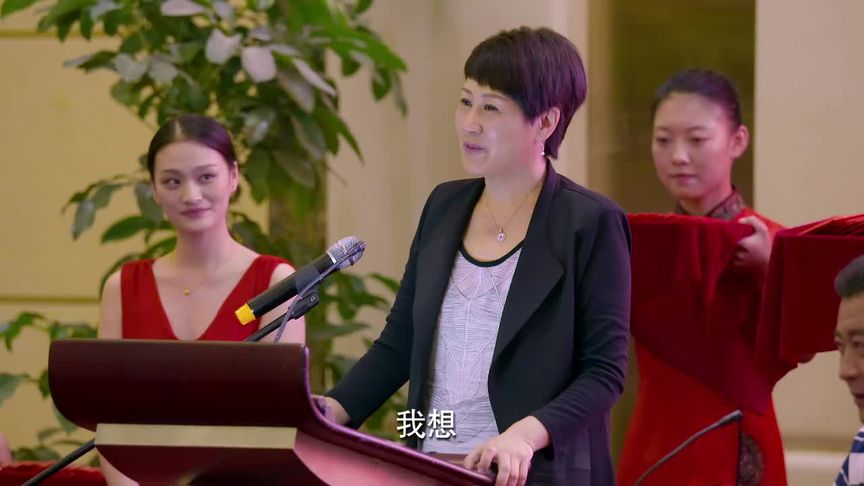 公司年度总结大会,董事长向员工展示数据,怎料结果尴尬了