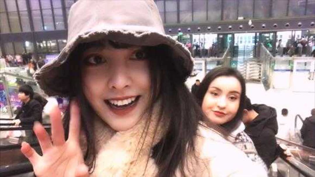 新疆美女回家过年,第一次体验动车,直呼太方便了,幸福感满满