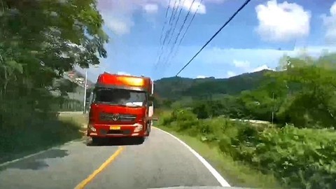 死里逃生,老司机说说看,半挂车的转弯半径.