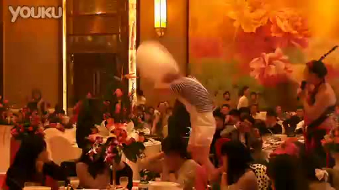 小白12.8日晚婚礼现场嘉宾表演节目鼻子吹橡皮手套