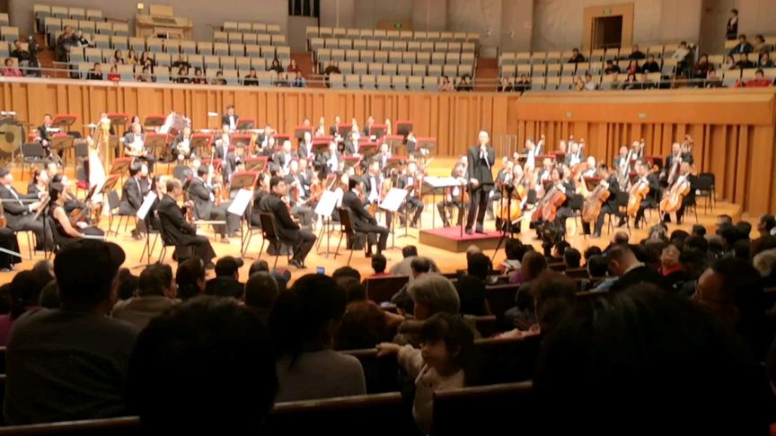 北京交响乐团在国家大剧院演出《卡门》选曲。