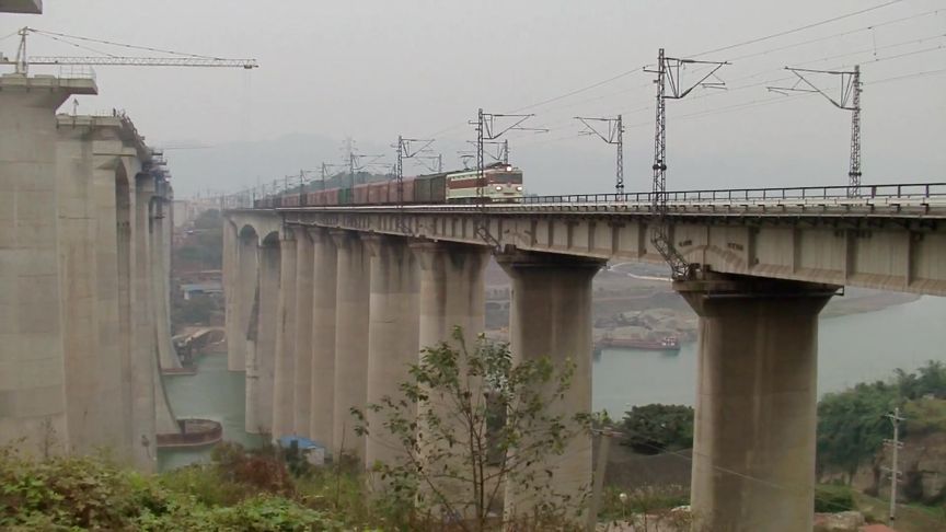 2012年12月 井口嘉陵江特大桥 行包快运列车与T258次特快列车