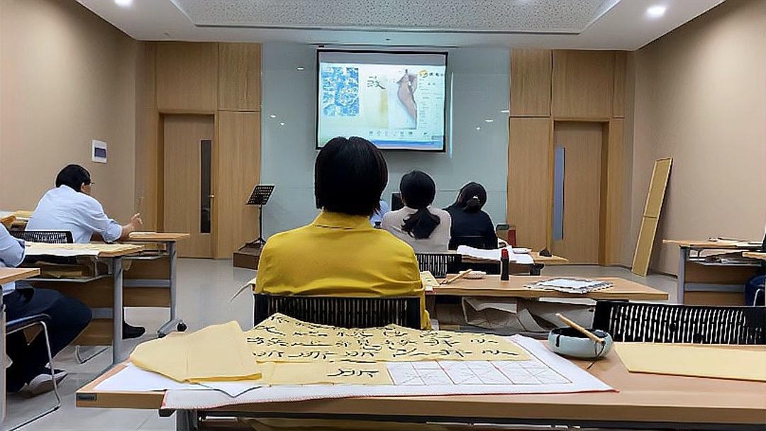 隶书“改”字的写法,左边要写稳定点,右边撇短捺长