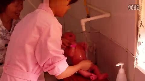 出生2天的婴儿是这样洗澡的