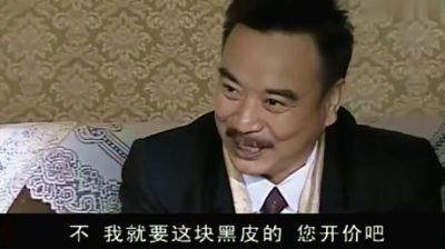翡翠大王嫌破石头不值钱,不料准女婿一锤下去,八百万到手了