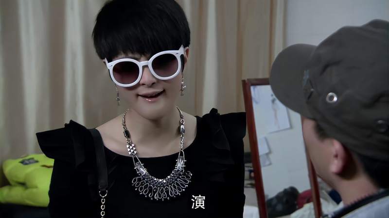 老爸带回个女明星,女儿一看吓坏了,竟和自己长得一模一样!