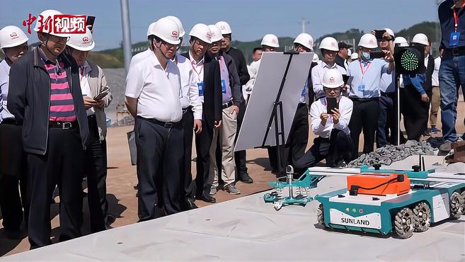 中国首套无砟轨道智能铺轨机组在张吉怀高铁建设中成功运用